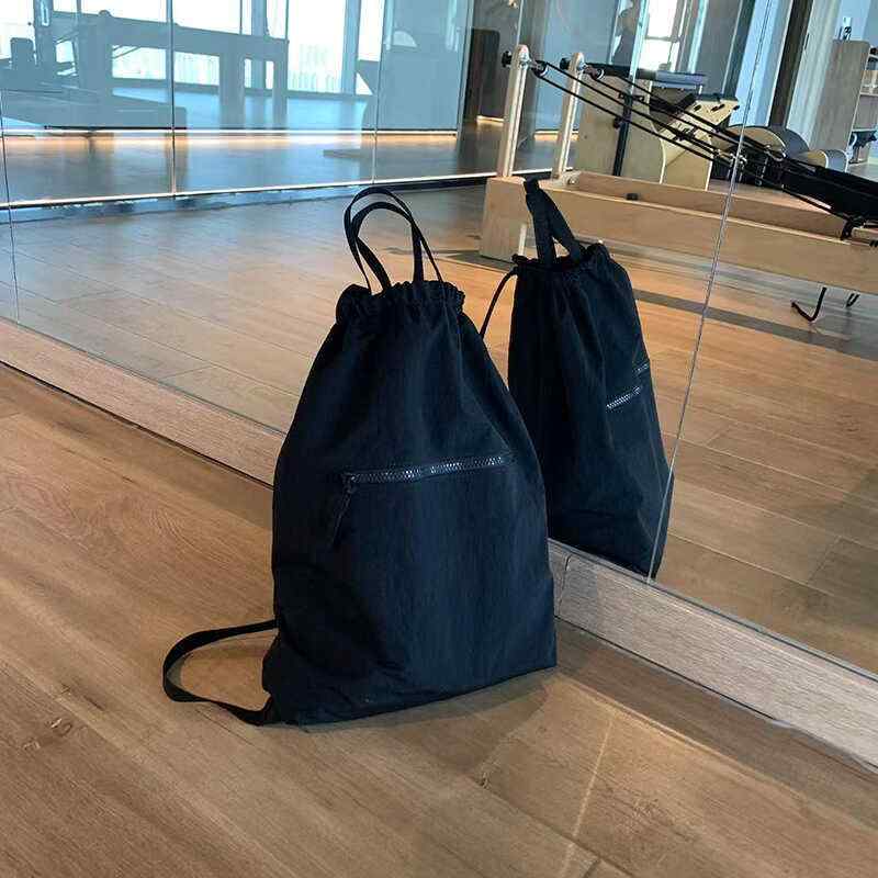 要素: ステッチデザイン スタイル: 韓国・ サイズ: ミディアム 素材: ナイロン布 閉じ方: ドローストリング 柄: 無地 シーン: カジュアル 性別: 女性 カラー: カーキ.レッド.ブラック.ライトグレー