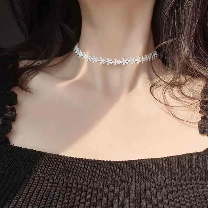 スタイル: 韓国・ チェーン素材: レース チェーンスタイル: 鎖骨チェーン 柄: 植物・花柄 カラー: ブラック.小花レースネックレス.ホワイト.小花レースネックレス 延長チェーン: 10cm以下 複数層: なし ペンダント: なし