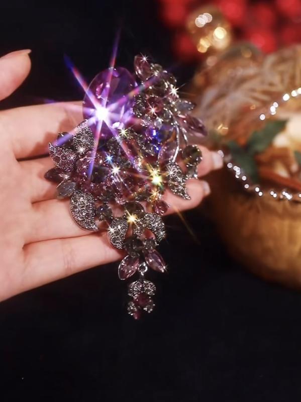 材質: 合金.銀メッキ.金メッキ 柄: - デザイン: デザイン 性別: レディース カラー: ピンクパープル.ブルーパープル.グリーン.レッド 装飾素材: 合金に人工宝石・半宝石を装飾 種類: アクセサリー サイズ: 6×10.5cm