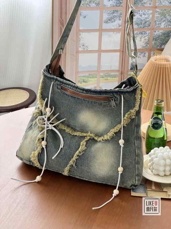 - スタイル: レトロ - 仕切り: なし - 肩ひもスタイル: シングルストラップ - 留め具: ファスナー - 使用シーン: 日常使い - シルエット: 斜め掛けバッグ - 持ち方: 斜め掛け.片肩掛け - 折りたたみ: 可能 - 形状...