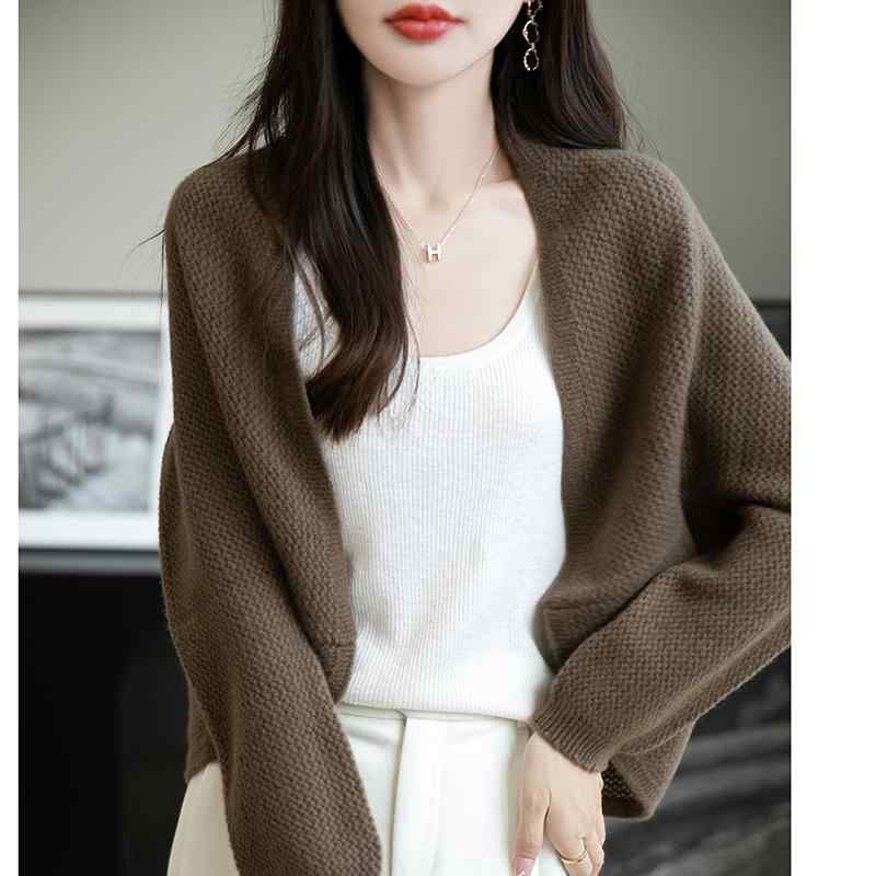 スタイル: オフィス 通勤 シルエット: ゆったり 素材: ウール 袖タイプ: レギュラー 素材構成: ウール 生地加工: ニット デザイン: プルオーバー セット内容: 単品 厚み: 普通 袖丈: 長袖 襟タイプ: Vネック 着丈: レギ...