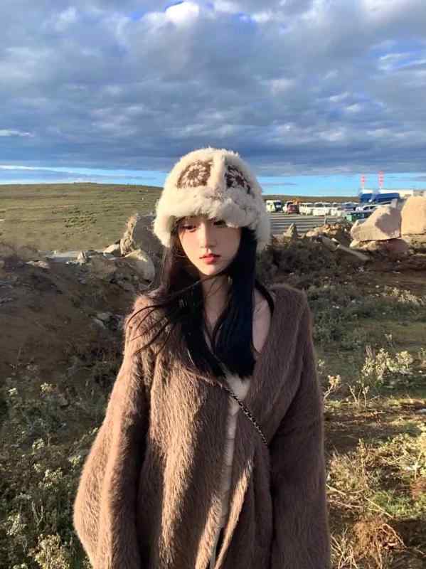 - スタイル: カジュアル - デザイン: 刺繍入り - 帽子の形状: 丸型トップ - 帽子の種類: バケットハット - 材質: うさぎ毛混紡 - サイズ: M（56-58cm） - カラー: ベージュ×ブラウン（柔らかいうさぎ毛）.ベージ...