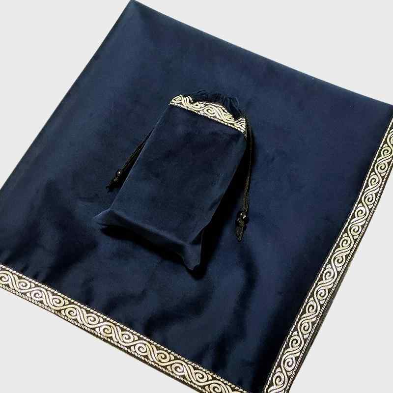 ・カラー展開: パープル、ブラック、ネイビー、レッド・柄: 火雷紋・縁色: ゴールド、シルバー・セット内容: テーブルクロス、カードバッグ・サイズ: テーブルクロス約65cm×約65cm