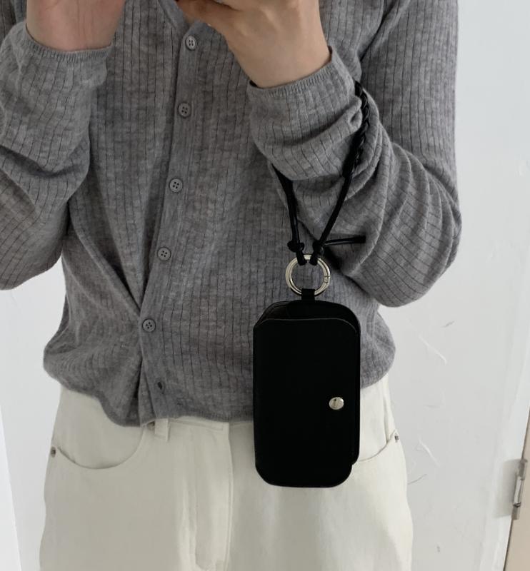 ・素材: PUレザー・カラー展開: ブラック、ブラウン、ピンク