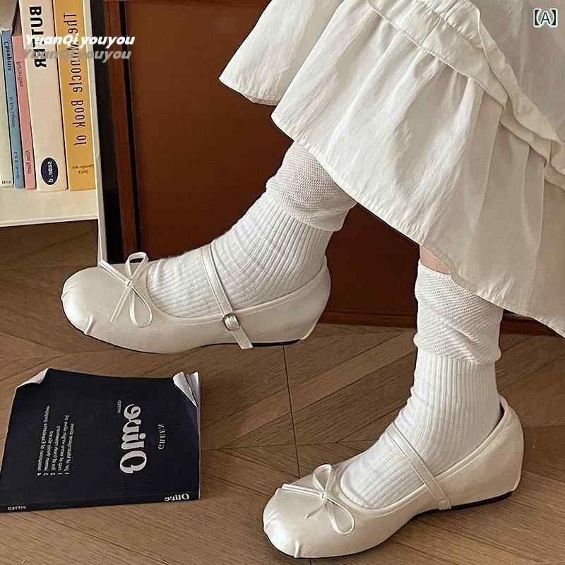 ・ヒール高さ: ミドルヒール (3-5cm)・スタイル: パンプス・裏地素材: 合成皮革・サイズ展開: 35, 36, 37, 38, 39・つま先形状: ラウンドトゥ・ヒール形状: フラット・開口深度: 浅め・アッパー素材: PU・カラー...