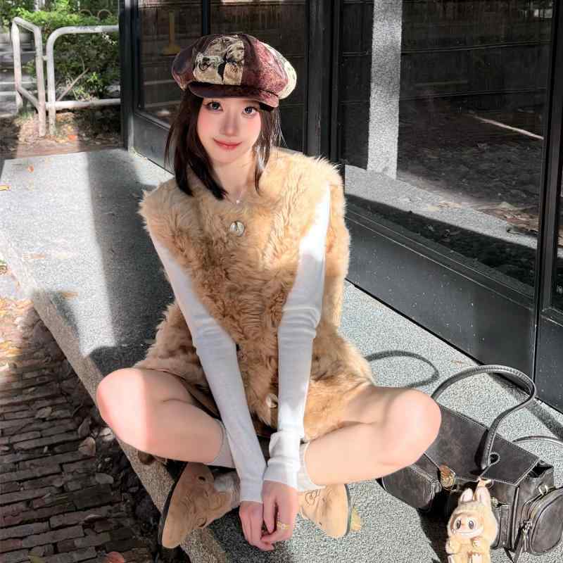 ・対象: レディース・柄: 無地・素材: フェイクファー・袖丈: ノースリーブ・ネックライン: Vネック・スタイル: オフィス・ファー加工: ホールスキン・サイズ展開: S、M、L・カラー展開: 小麦ベージュ、オフホワイト