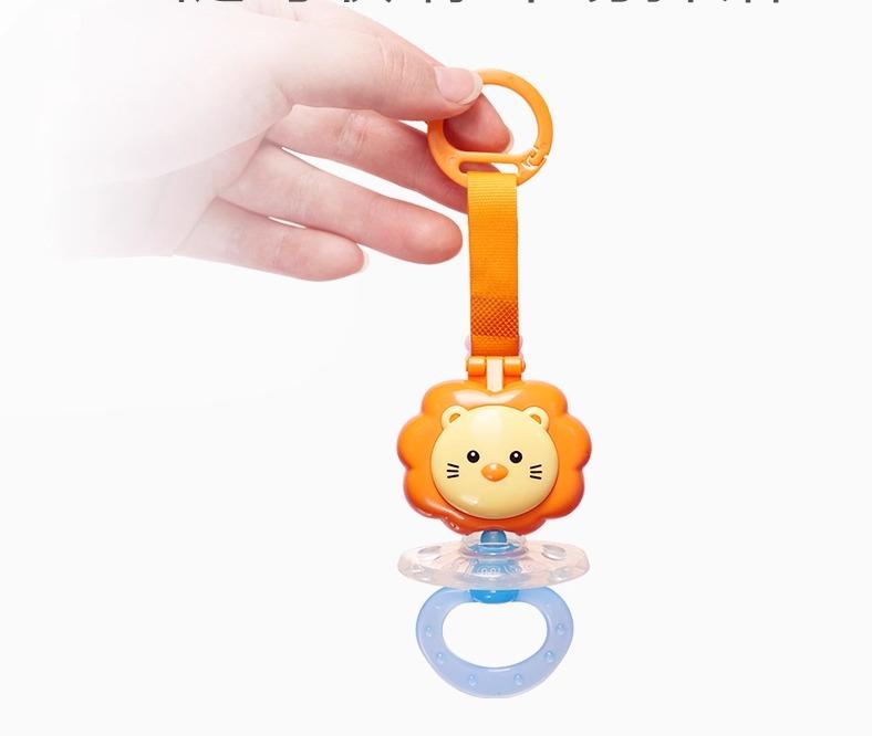 ・カテゴリ: おしゃぶりホルダー・対象年齢: 新生児から3歳まで・数量: 単品・カラー展開: ベリーピンク、バニラブルー、キャラメルブラウン、クラシックオレンジ、イエロー、オレンジ、ピンク、ブルー、クラシックブルー、クラシックピンク
