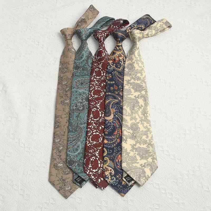 ・スタイル: カジュアル・: アローヘッド型ネクタイ・素材: ポリエステル・加工: 先染め・カラー展開: 白色百花,藏青花,大紅白百花,大紅方格,大紅方塊花,黒白落葉,黒棕方格,黄色百花,橘粉腰花,浅黄大花,浅金黄大花,青銅白花,青銅腰花,...