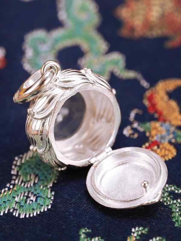 ・金属素材: 925シルバー・素材: シルバーアクセサリー・カテゴリ: アクセサリー・カラー: ゴールドメッキ、925シルバー・サイズ展開: 大、中、小、ミニ