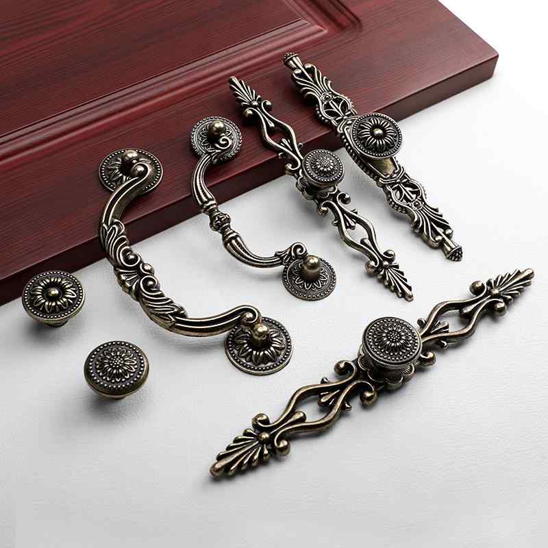 ・主な素材: 亜鉛合金・カラー展開: イエロー、シルバー・穴間隔: 96mm・用途: 扉用