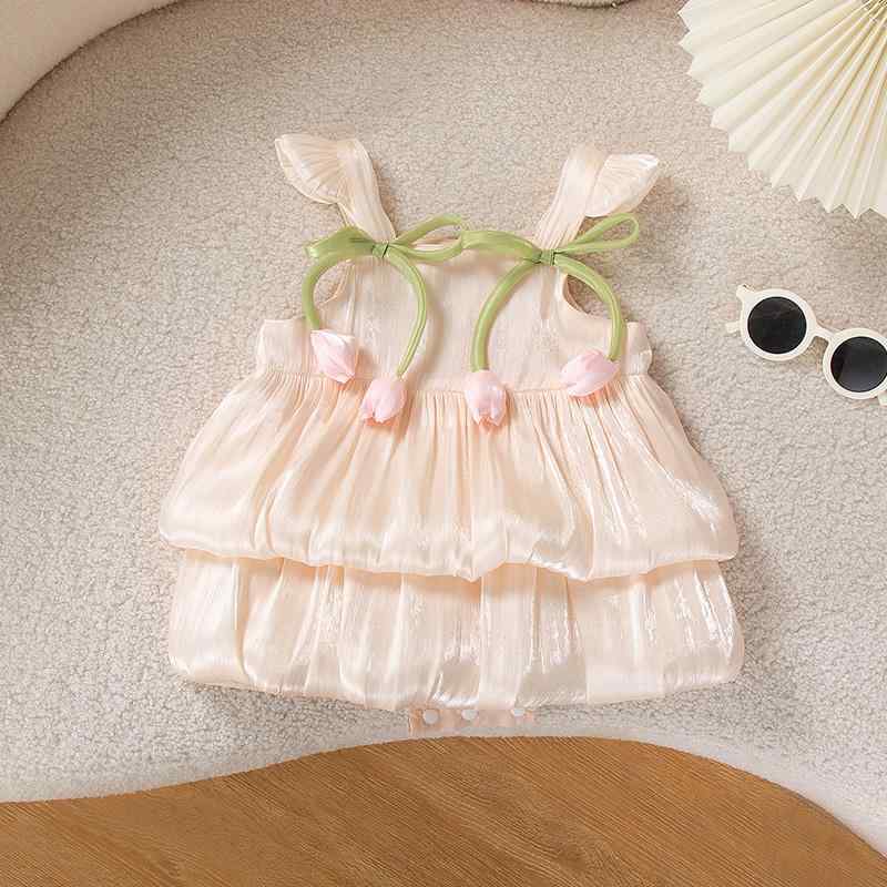 output: ・スタイル: プリンセス・素材: 綿95%、ポリウレタン5%・対象年齢: 新生児、3ヶ月、6ヶ月、9ヶ月、12ヶ月、18ヶ月、2歳・種類: 三角ロンパース・袖丈: ノースリーブ・前立て: シングルボタン・性別: 女の子用・サ...