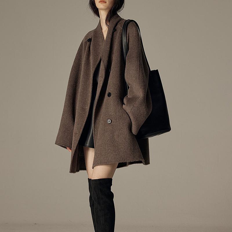 ・スタイル: 通勤・シルエット: ストレート・袖タイプ: レギュラー・主な素材: ウール80%、ポリエステル20%・対象年齢: 30-34歳・厚さ: 普通・袖丈: 長袖・着丈: ミドル丈・前立て: ダブルブレスト・裏地柄: 無地・サイズ展開...