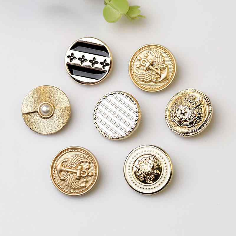 ・素材: 亜鉛合金・サイズ展開: 15mm, 18mm, 20mm, 23mm, 25mm・カラー展開: 草帽フォグゴールド, ゴールドバッジホワイトオイル面, ゴールドバッジブラックオイル面, ゴールド四つ葉のクローバー, ゴールドバッジ...