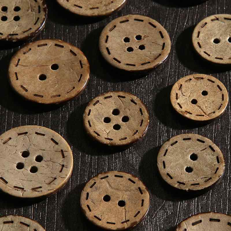 ・素材: ココナッツシェル・サイズ展開: 10mm, 11mm, 12mm, 15mm, 18mm, 20mm, 23mm, 25mm・: 2つ穴タイプ, 4つ穴タイプ