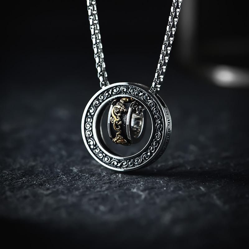 ・スタイル: ・ペンダント素材: 925シルバー・チェーンタイプ: ボックスチェーン・モチーフ: ダブルリング・性別: メンズ・チェーン素材展開: シルバー、チタン鋼・チェーン長さ展開: 50cm, 55cm, 60cm, 65cm, 70cm