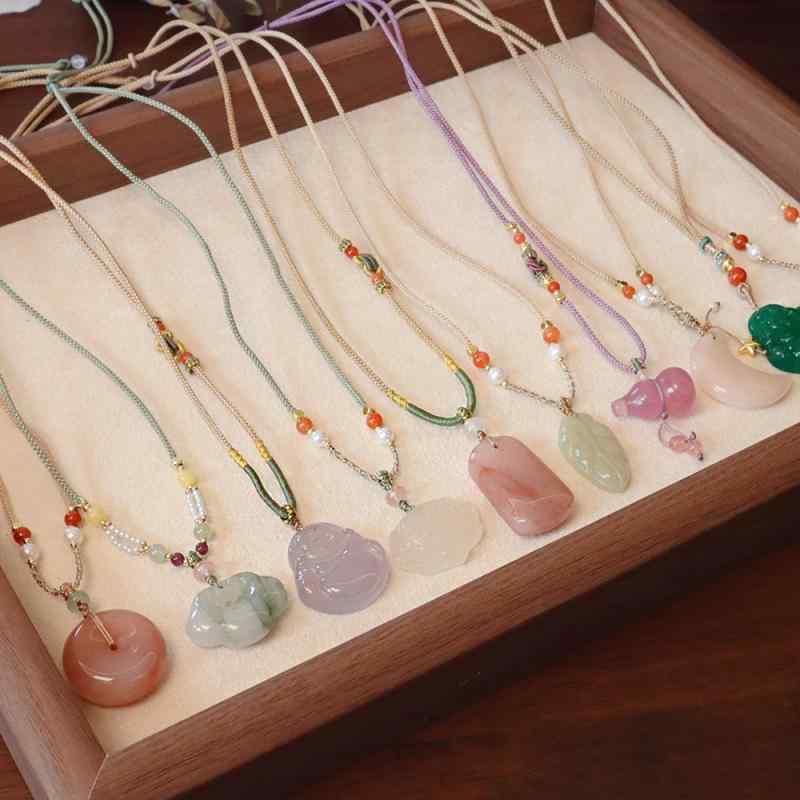 ["・カテゴリ: アクセサリー","・スタイル: レトロガール","・主な素材: 鉱石"]