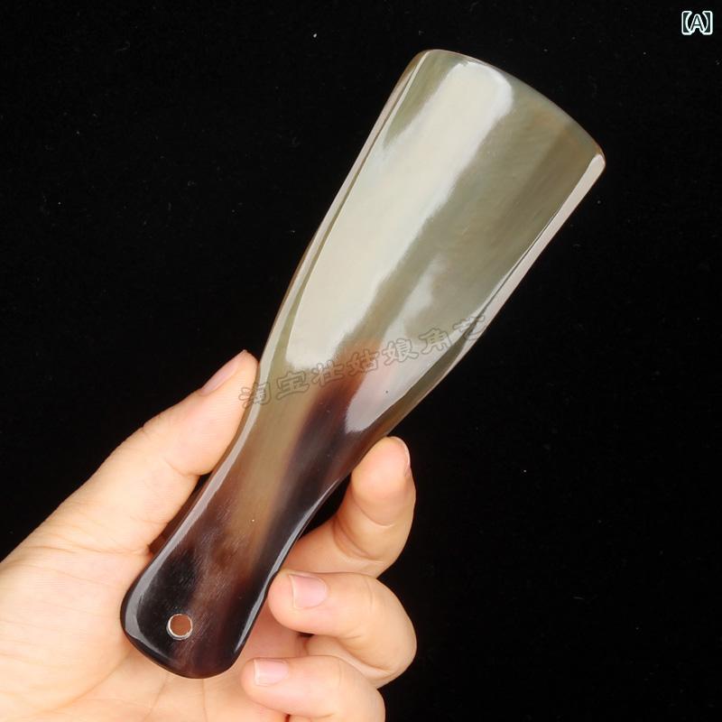 ・素材: 牦牛角・種類展開: 短靴べら14cm, 短靴べら16.5cm, Bタイプ靴べら17.5cm, 中靴べら20cm, 長靴べら24cm, 広靴べら17.5cm, 広靴べら20cm, 広靴べら22cm, 広靴べら24cm