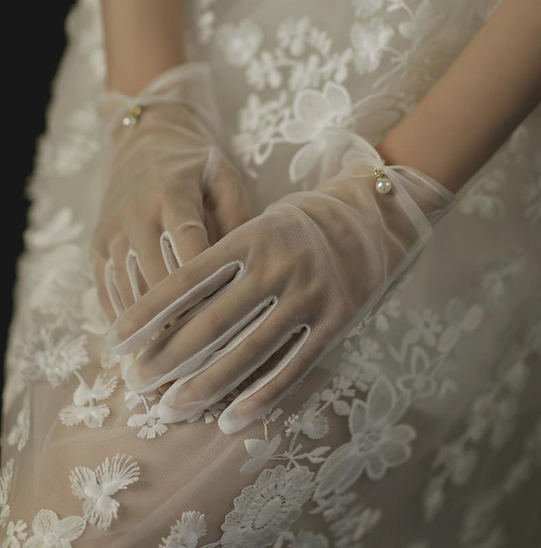 ・カラー展開: ホワイト、レッド、ブラック、ワインレッド・手袋スタイル: ショートグローブ