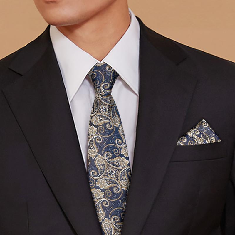 ・素材: ポリエステル・柄: 模様・スタイル: ビジネス・カラー展開: 紺ペイズリー柄（ジッパー式、ポケットチーフ付き）、紺ペイズリー柄（ジッパー式）・加工: 色織り・タイプ: アロー型ネクタイ・ネクタイ幅: 普通型（7cm～12cm）