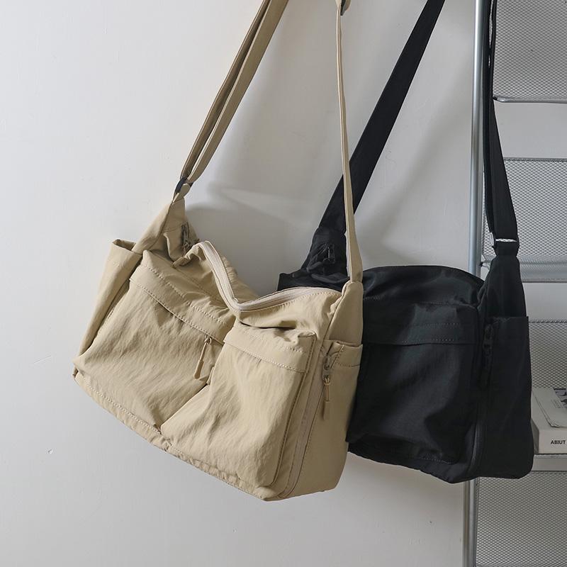 ・スタイル: 韓国・裏地素材: 綿・柔らかさ: 適度・ショルダーストラップ: シングル・留め具: ファスナー・用途: カジュアル・状態: 新品・タイプ: ショルダーバッグ、クロスボディバッグ・形状: 横型スクエア・カラー展開: カーキ、オフ...