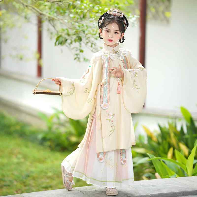・対象年齢: 18ヶ月、2歳、3歳、4歳、5歳、6歳、7歳、8歳、9歳、10歳、11歳、12歳、13歳・厚さ: 通常・性別: 女性・参考身長: 90cm、100cm、110cm、120cm、130cm、140cm、150cm・カラー展開: ...