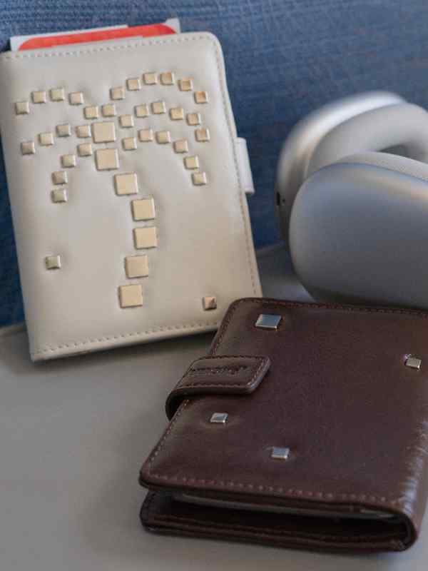 ・柄: 無地・対象: 若年層・カラー展開: レッド、ブラック、ホワイト、ブラウン・主な素材: PU・加工: 光沢加工・要素: リベット・スタイル: 日韓風・形状: 縦型