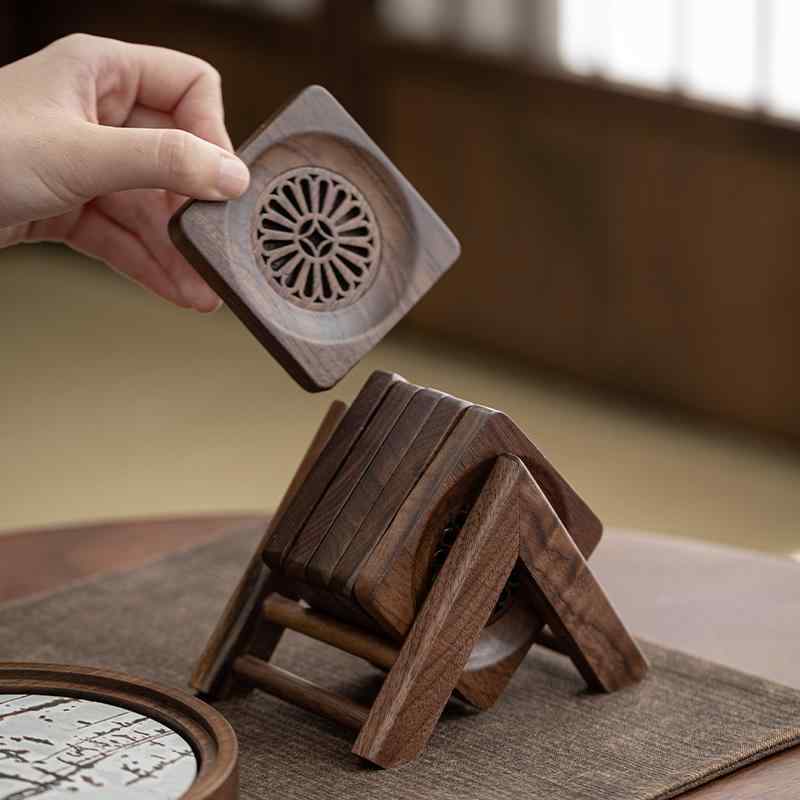 ・流行: レトロ・スタイル: 中国風・素材: 胡桃木製・種類展開: 円形 銅銭柄, 円形 蓮柄, 円形 観山柄, 方形 銅銭柄, 方形 蓮柄, 方形 観山柄・セット内容: 6個入り、スタンド付