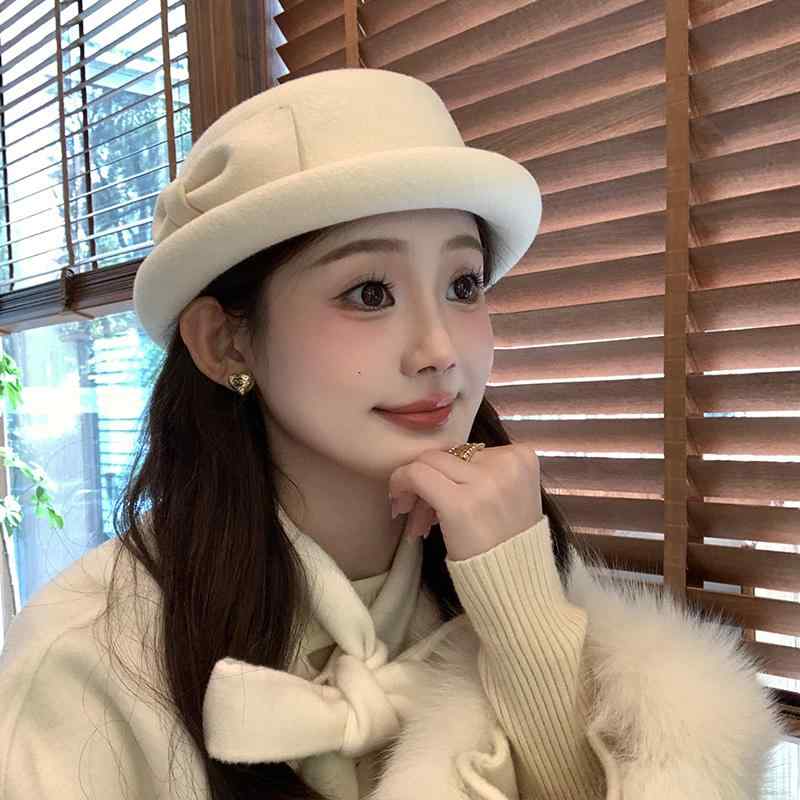 ・スタイル: エレガント・帽子のトップスタイル: ハイクラウン・対象: 女性、若年層、中年層・適用シーン: ショッピング・つばのスタイル: ショートブリム・主な素材: ウール・サイズ: 調節可能・カラー展開: ミルクホワイト、ダークチョコレ...