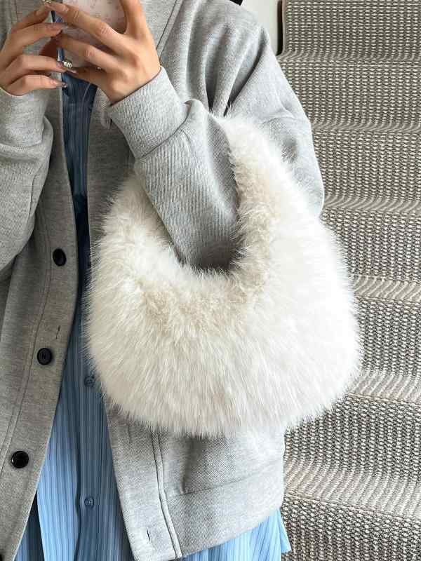 ["・スタイル: エレガント｜・裏地素材: ポリエステル｜・柔らかさ: 適度｜・ストラップ: なし｜・持ち方: ハンド｜・使用シーン: 通勤｜・状態: 新品｜・スタイル名: ファーバッグ｜・形状: 横長スクエア｜・ストラップ素材:...