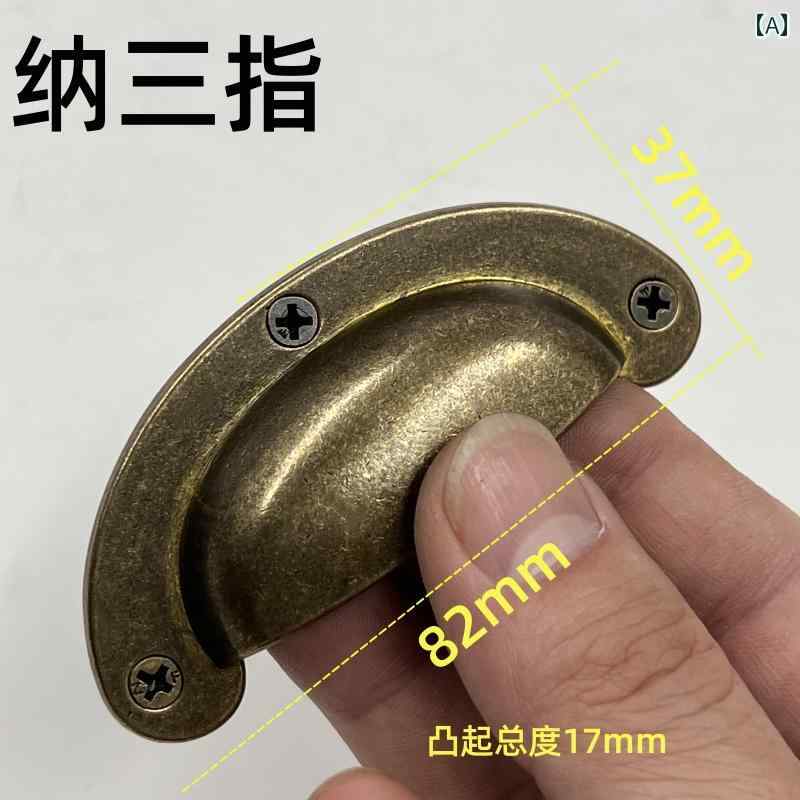 [ "・形状: 楕円 ・素材: 黄銅 ・スタイル: 明清古典 ・カラー展開: 古銅色、金黄色 ・取付方法: 正面固定（タッピングねじ） ・用途: 引き出し、薬箪笥など ・取手タイプ: 明装 ・サイズ展開: 82mm、89mm&qu...