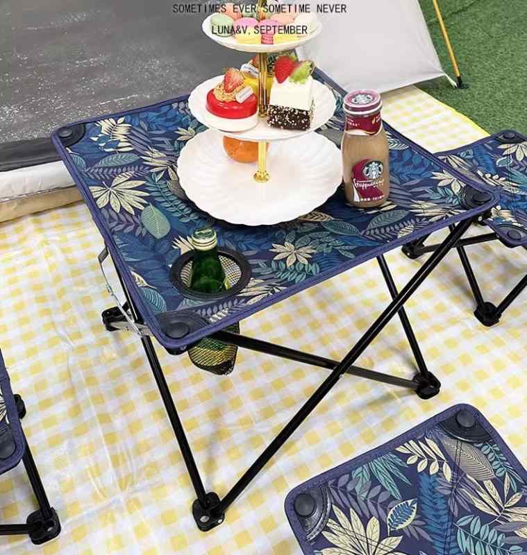 ・スタイル: 軽量・種類: 折りたたみテーブル・素材: 炭素鋼、600D二層オックスフォード生地・用途: ビーチ、ドライブ、ピクニック、バーベキュー、キャンプ・適用場所: 庭・カラー展開: リーフ色、ブラック、カーキ
