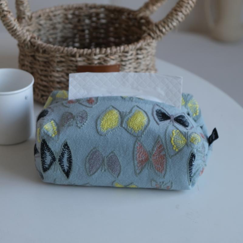 ・設置タイプ: カウンタータイプ・本体形状: 長方形・裏地素材: 綿麻・使用シーン: オフィス、車内、家庭・装飾要素: 花柄、幾何学模様・表面加工: 刺繡・本体素材: 織物・開閉機構: サイド引き出し・カラー展開: 天青色花畑 (17x11...