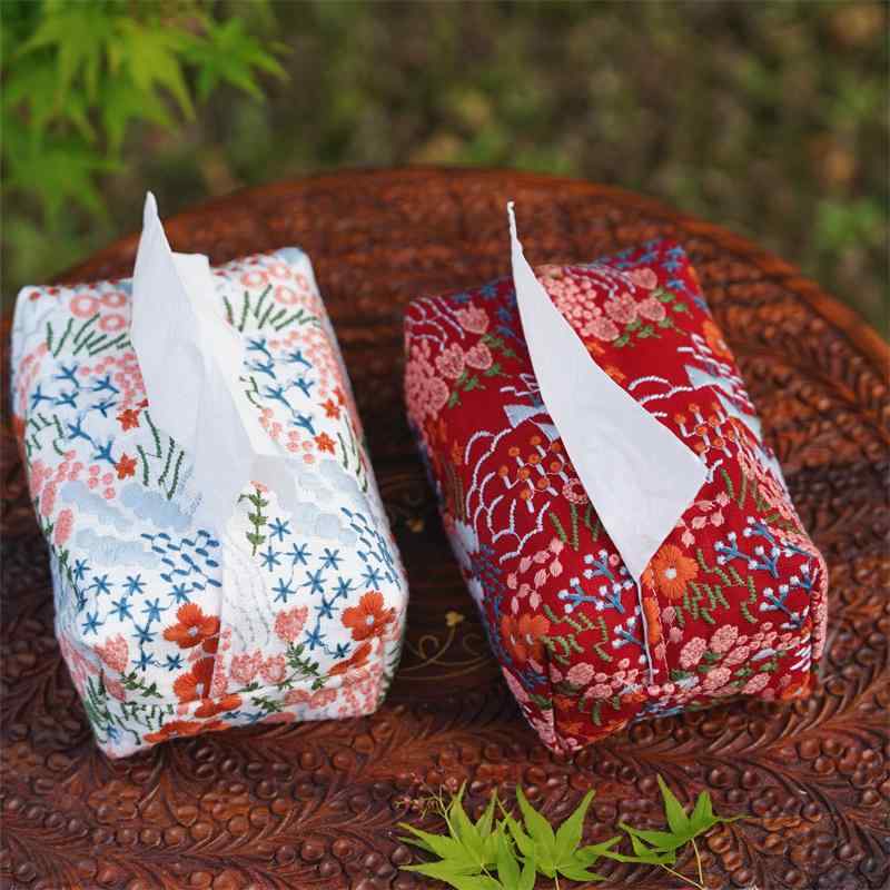 ・カテゴリ: ティッシュケース・カラー展開: 白、赤、ベージュ、紺、ピンク、緑・柄: 満天星、小野菊、狐、蒲公英・用途: 家庭用、車載用・開閉タイプ: 開口式、ファスナー式