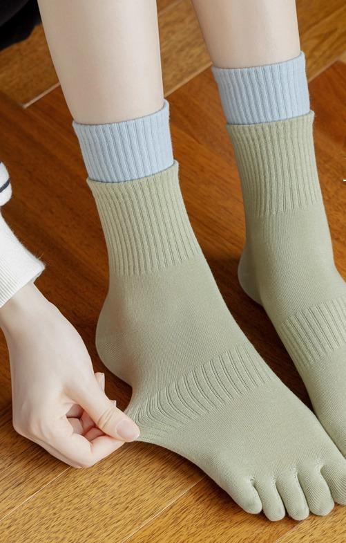 ・スタイル: スポーツ・主な素材: 綿・素材構成: 綿95.2%、ポリアミド繊維2.8%、ポリウレタン2%・適用シーズン: オールシーズン・筒丈: ミドル丈・厚さ: 通常・機能用途: 五本指ソックス・柄: 無地・数量: 4足組・性別: レデ...