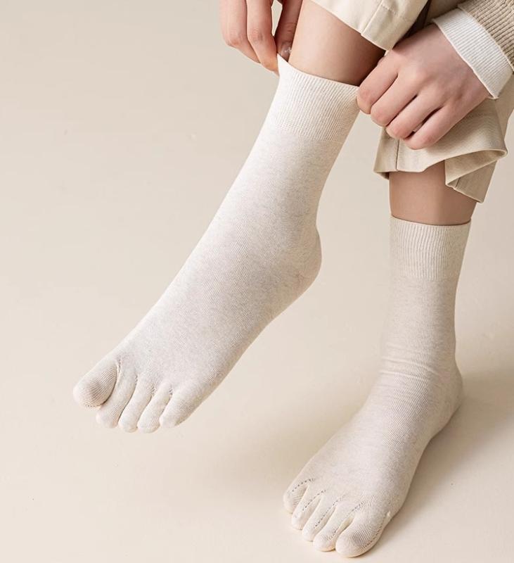 ・スタイル: ミニマル・主な素材: 綿・素材成分: 綿95.2%、ポリエステル3.6%、ポリウレタン1.2%・丈: ミドル丈・厚さ: レギュラー・用途: 五本指ソックス・柄: 無地・入り数: 4足・性別: レディース・サイズ: フリーサイズ...