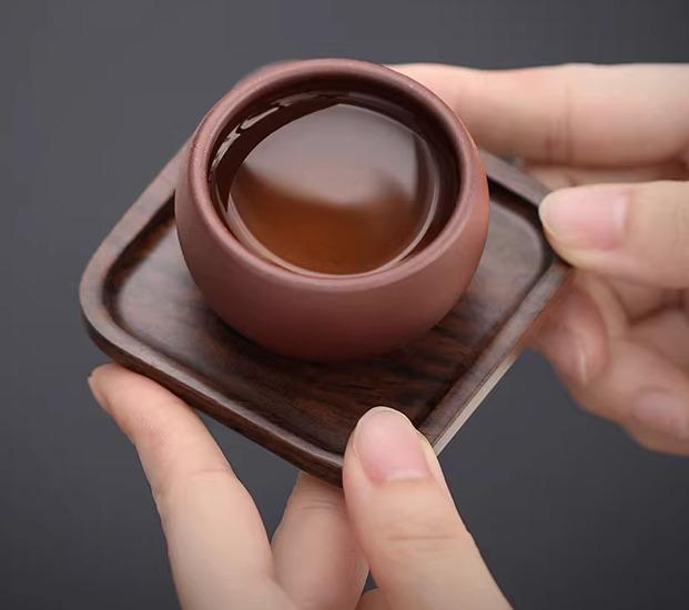 ["・商品名: 黒檀木茶道カップマット・種類: 黒檀木製カップマット(各種、セット)、バ花木製四角型カップマット、ベークライト製円形カップマット、黄花梨製銅木カップマット"]