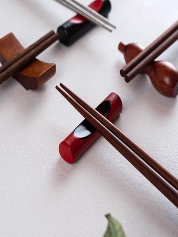 ・素材: 木・要素: 無地・タイプ展開: アヒル型置き物、組み木箸置きa、組み木箸置きb、組み木箸置きc、四面くぼみ箸置き、片面くぼみ箸置き、丸型箸置き、船型箸置き、クリア漆葉型箸置き、古漆葉型箸置き、ダンベル型箸置き、円柱型黒箸置き、円柱...