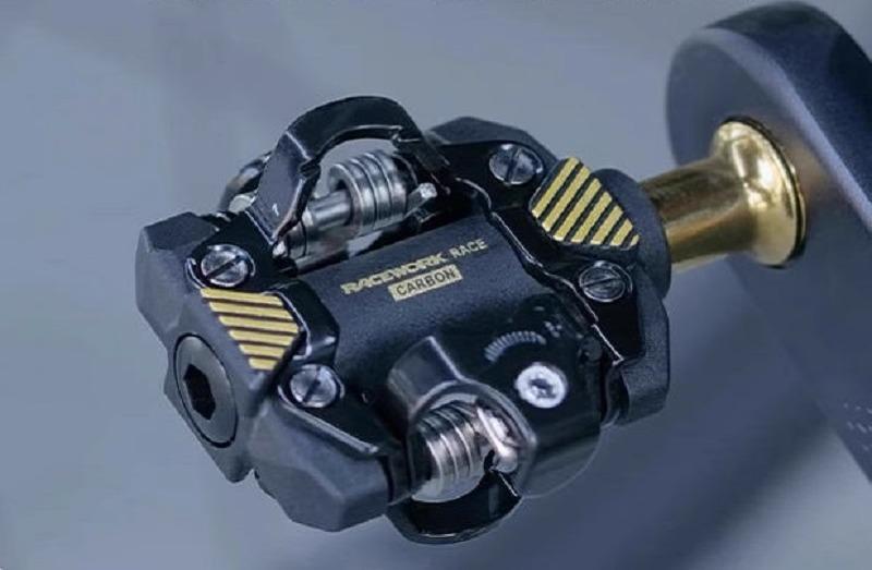 ・カラー展開: 銀色,金色