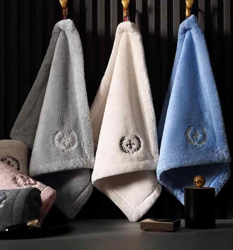 ・サイズ: 40cm x 40cm・厚さ: 厚手・層数: 1層・抗菌加工: 抗菌処理済み・素材: ポリエステル/ポリアミド複合繊維・パイル加工: 両面パイル・パイル素材: ポリエステル・カテゴリ: タオル・スタイル: シンプル・カラー展開:...