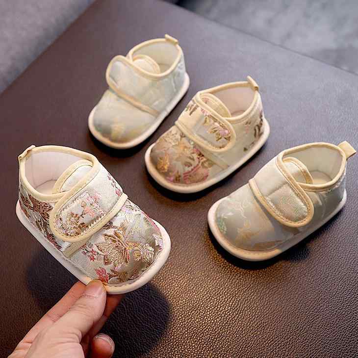 ・スタイル: 中国風・対象年齢: 10ヶ月-2.5歳・対象: 子供・サイズ展開: 11.5, 12.5, 13, 13.5, 14・柄: 小花柄・アッパー素材: サテン・性別: 男女兼用・カラー展開: 藕色, 青色, 金色, 粉紅色