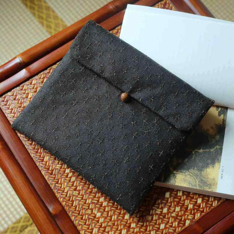 ・サイズ: 17x11.5cm, 23x20cm ・主な素材: 香雲紗 ・カラー展開: ダークブラウン, レッド, ナチュラルブラック, パープル, グリーン, ダークブルー, ブルー, パープルブラック