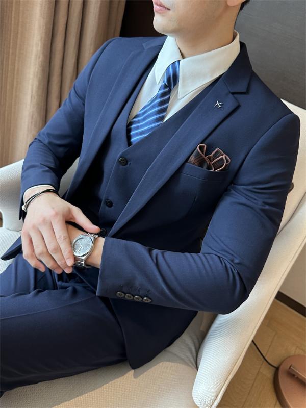 ・フロントボタン: シングル1つボタン・主な素材: レーヨン混（レーヨン30%）・ネックライン: ノッチドラペル・ベント: センターベント・シルエット: スリムフィット・生地の厚さ: 標準・ディテール: 金属装飾・カラー展開: ブラック、ネ...