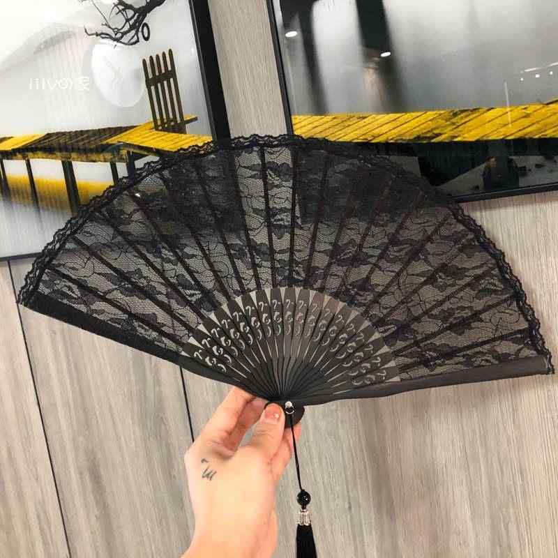 ・流行要素: 宮廷風・カラー展開: ブラック、レッド、ライトブルー、ピンク・扇面素材: レース・扇面形状: 扇形・扇面加工: 透かし彫り・扇骨素材: 竹・扇子の種類: 日用扇・対象: 一般
