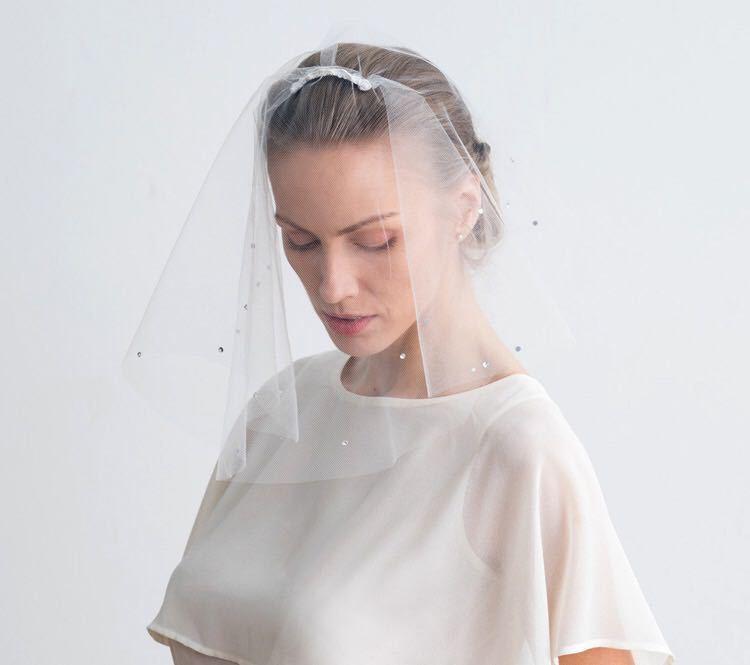 ・カテゴリ: ヘッドドレス・スタイル: レディース、ファッションOL・主な素材: スイス製高級ソフトメッシュ・種類: 2層タイプ・装飾: ラインストーン・カラー展開: ホワイト・着用シーン: ウェディング、ギフト