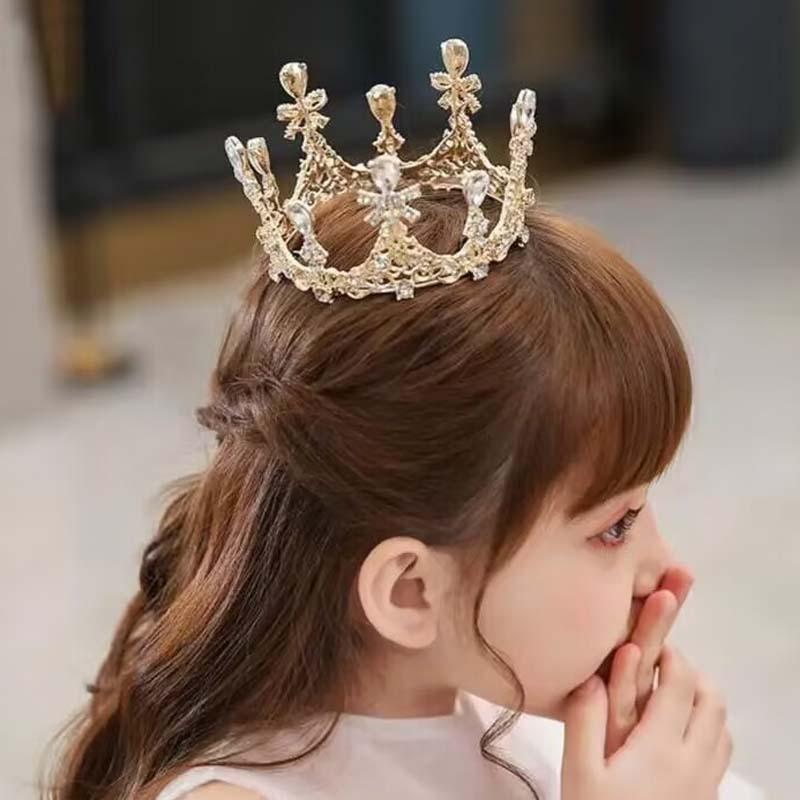 ・カテゴリ: ヘッドドレス・スタイル: 欧米風・対象: キッズ・素材: 合金・加工: メッキ・装飾: クリスタル（水晶）・: リボン・カラー: シルバー、ゴールド・サイズ: 直径約9cm、高さ約5.5cm・用途: 結婚式、誕生日、記念日、お祝い