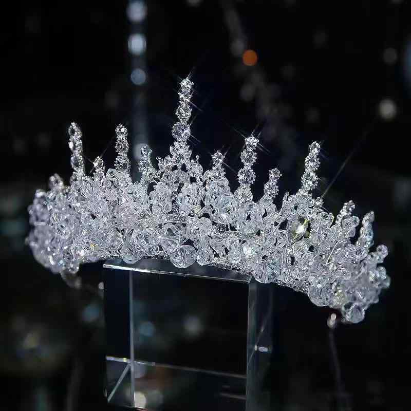 ・カテゴリ: ヘアアクセサリー・タイプ: レディース・素材: 合金・純度: K9・スタイル: フェミニン・: 花柄・石の種類: 水晶・加工: 電気メッキ・カラー展開: シルバー、ゴールド・推奨シーン: 結婚式、誕生日、旅行、記念日、パーティ...