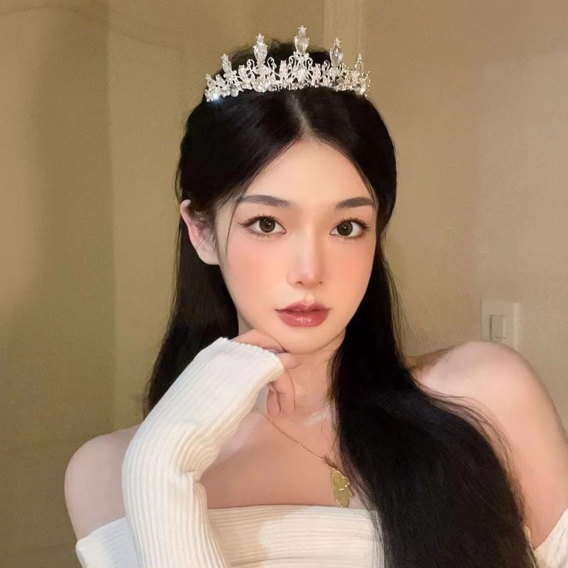 ・カテゴリ: ヘアアクセサリー・対象: レディース・スタイル: 高級感・素材: 金属・: クラウン・クリスタル: ホワイト水晶・加工: メッキ加工・カラー: シルバー・おすすめシーン: 結婚式、誕生日、旅行記念、お祝い、展示会、周年記念、ビ...