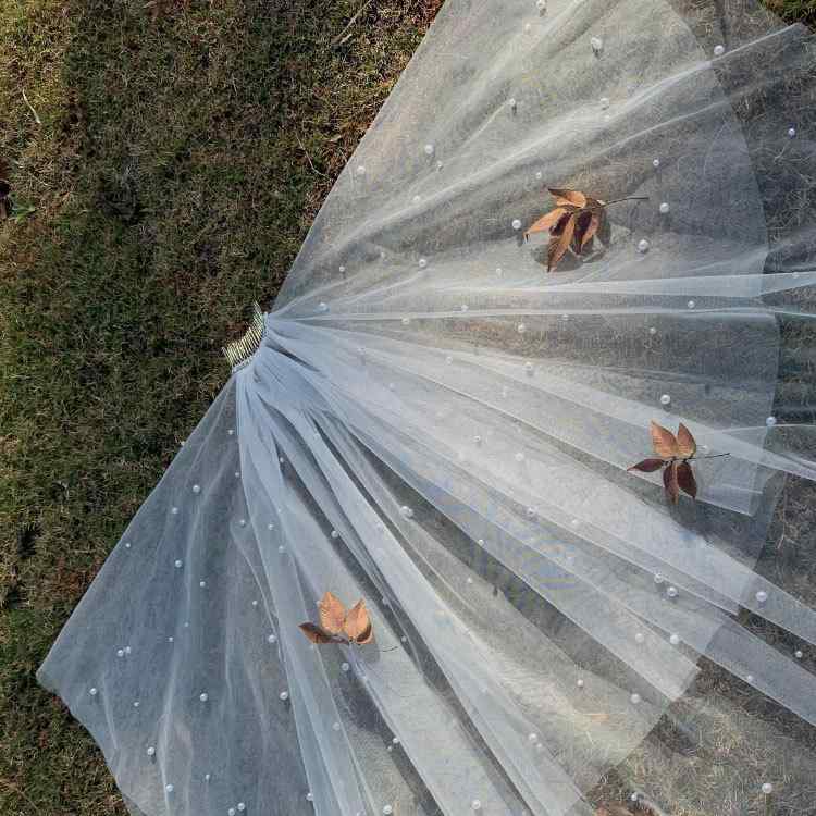 ・カテゴリ: ヘッドドレス・性別: レディース・素材: 高密度ソフトチュール・スタイル: ナチュラル・タイプ: 2層式・装飾: ビーズ・カラー展開: ホワイト・利用シーン: 結婚式、誕生日、旅行、イベント