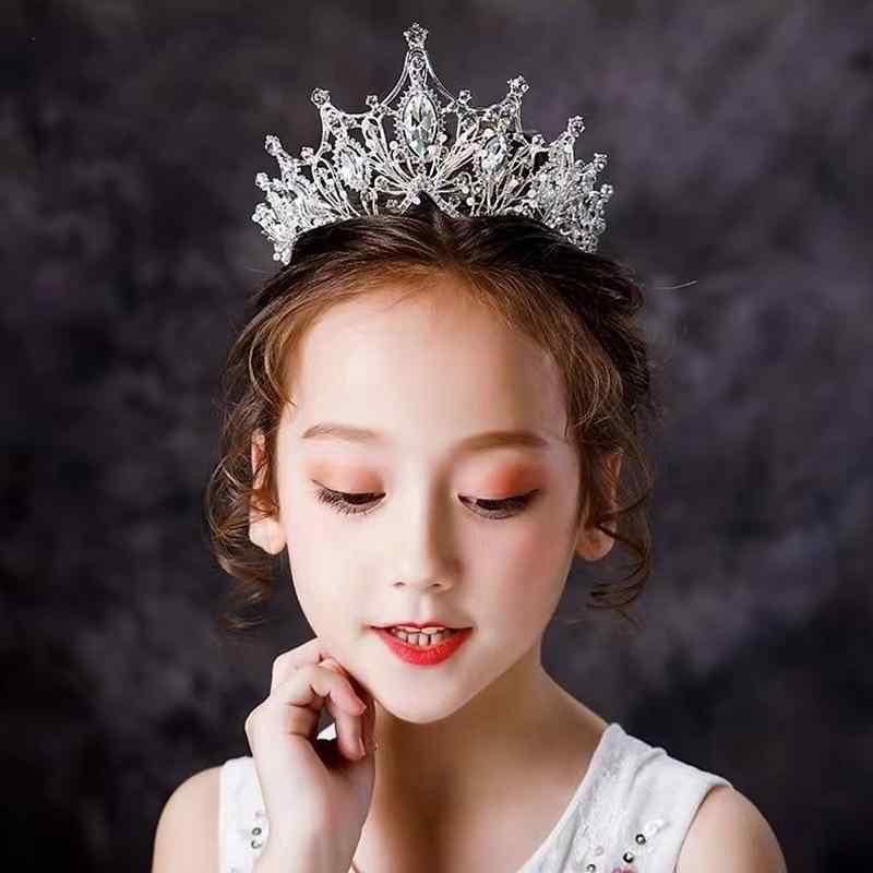 ・カテゴリ: ヘアアクセサリー・スタイル: プリンセス・対象: 子供用・素材: 合金・モチーフ: 王冠・加工: メッキ加工・装飾: ホワイトクリスタル・用途: 誕生日、旅行記念、お祝い、授賞記念・カラー展開: ゴールド、シルバー