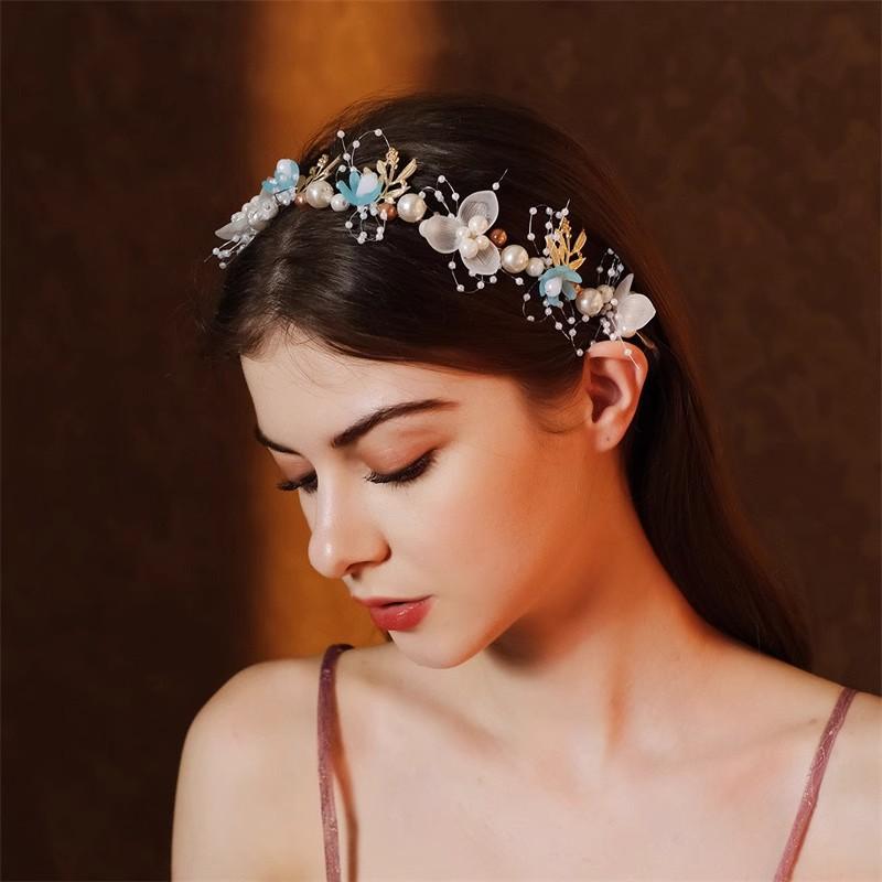 ・カテゴリ: ヘアアクセサリー・スタイル: レディース、欧米風・: クラウン・主な素材: 水晶、金属・水晶の種類: 白水晶・加工: ハンドメイド・装飾: パール・カラー展開: ホワイト、ピンク、ブルー、パープル、レッド